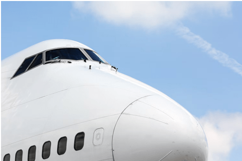Flight 94 Emergency: Cracked Windshield Reflections